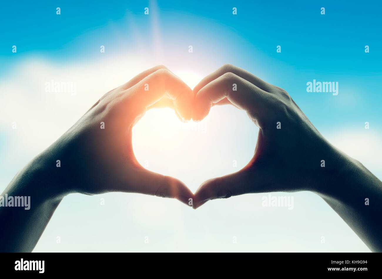 Heart shape hands sun hi-res stock photography and images - Alamy