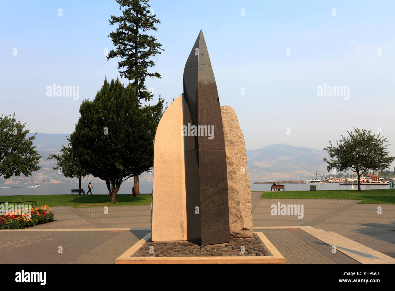 Kelowna war memorial Cenotaph, City Park, Okanagan Lake, Kelowna City ...
