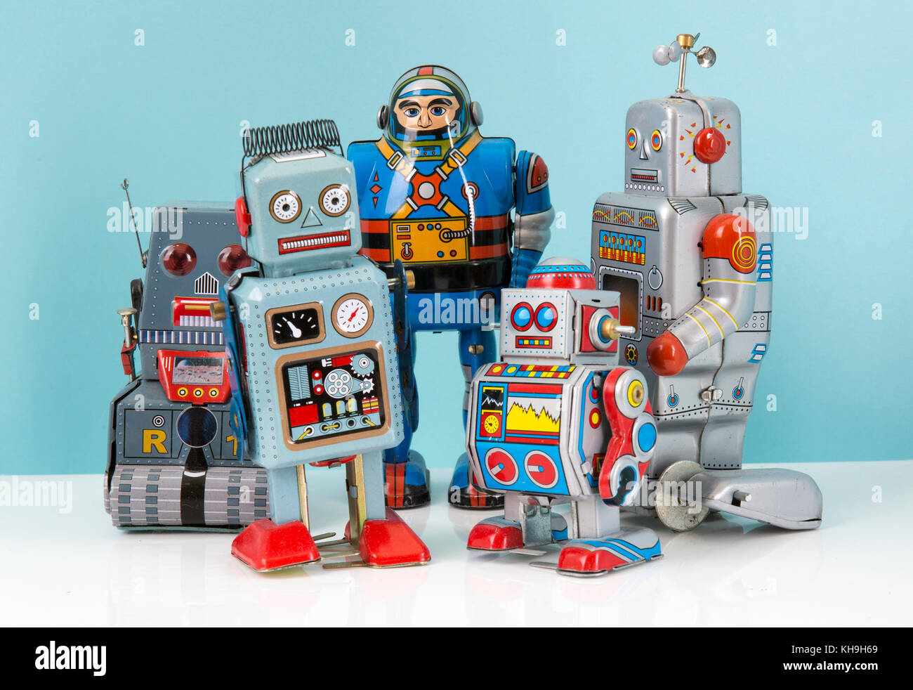 Group of robots hi-res stock photography and images - Alamy