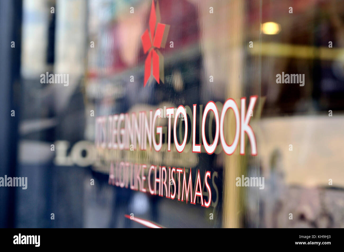 Christmas queue shop hi-res stock photography and images - Alamy