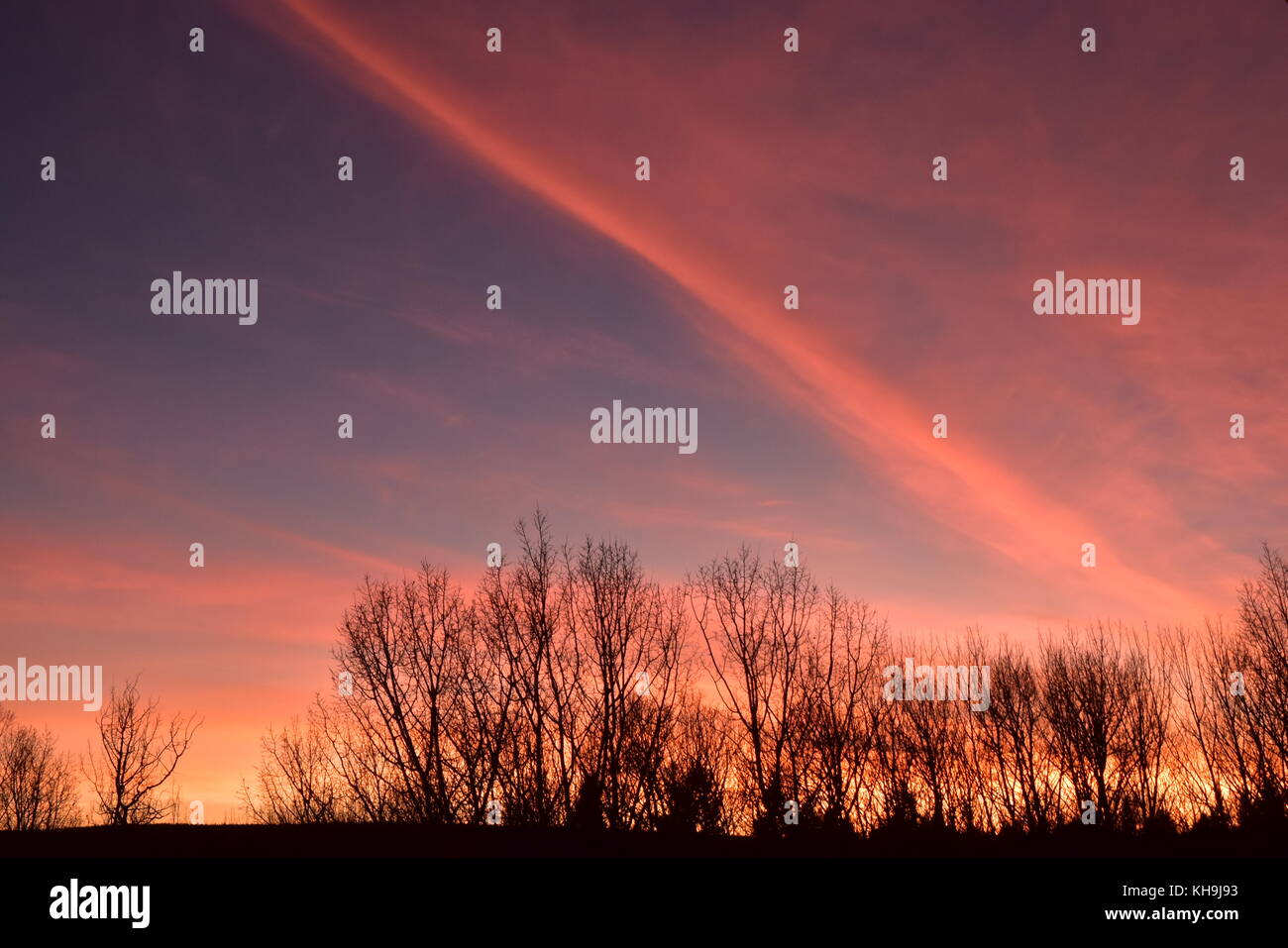 Sun just below horizon hi-res stock photography and images - Alamy