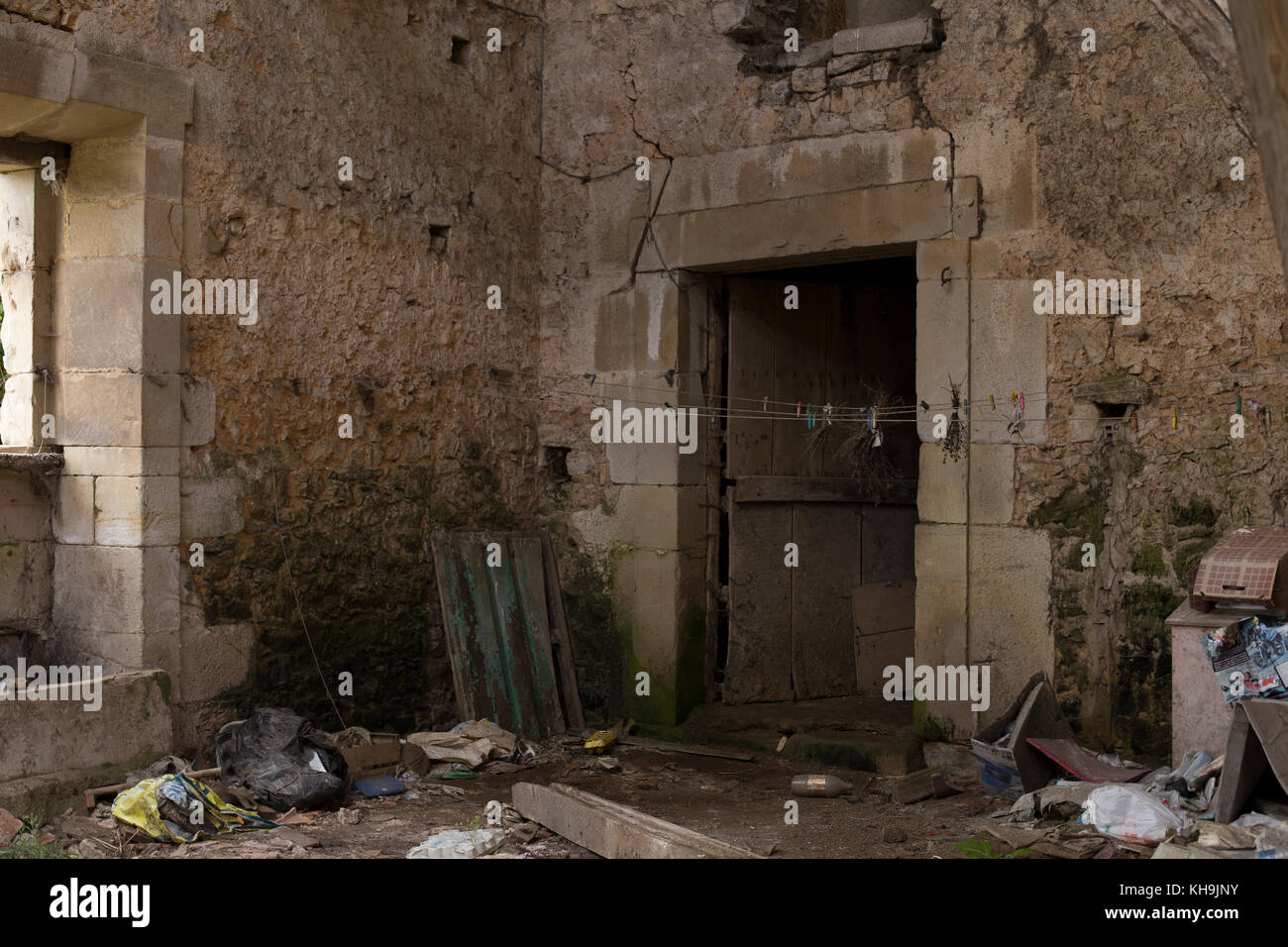 Abandoned palace hi-res stock photography and images - Alamy