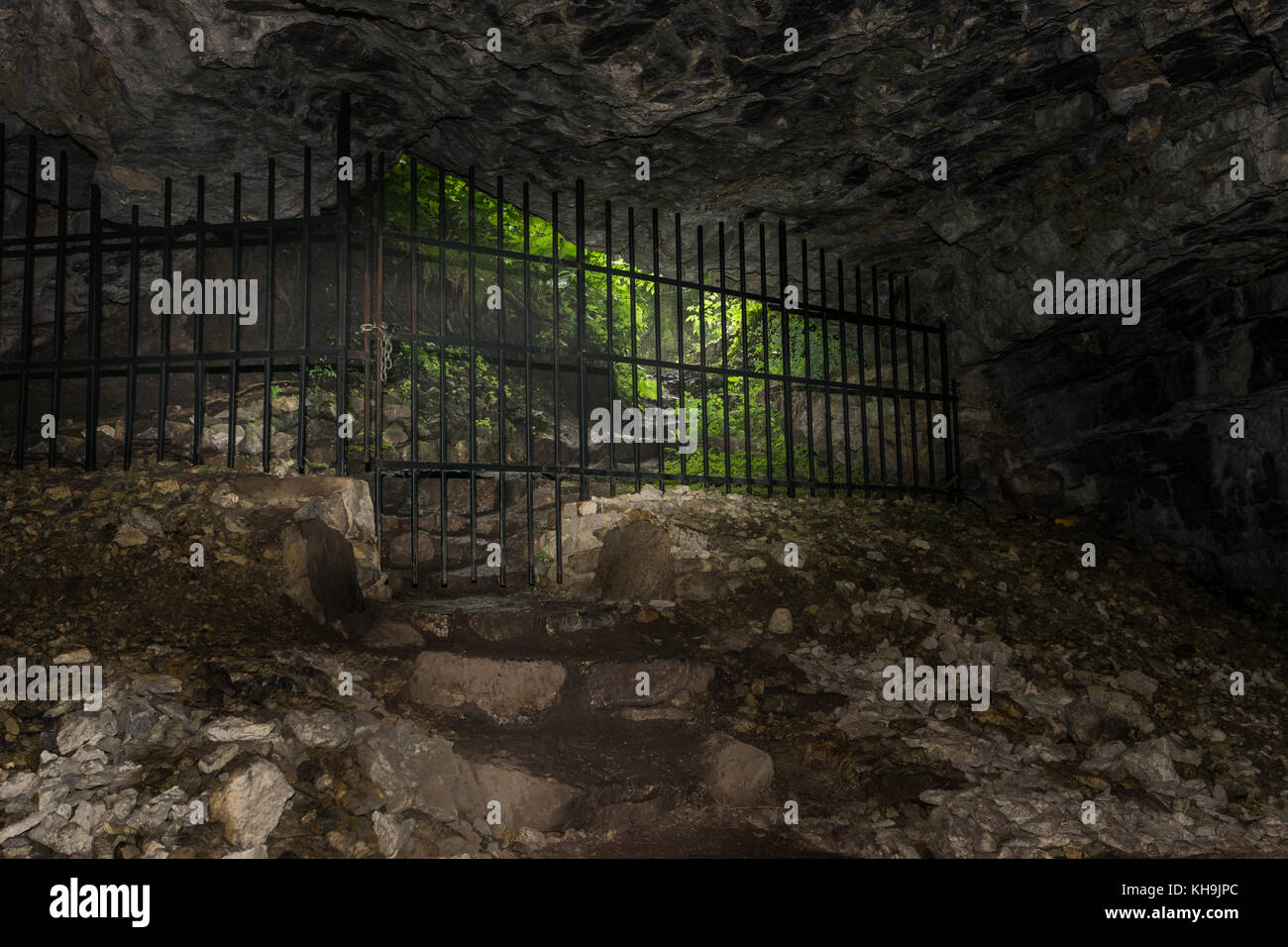 Cell prison door dungeon hi-res stock photography and images - Alamy