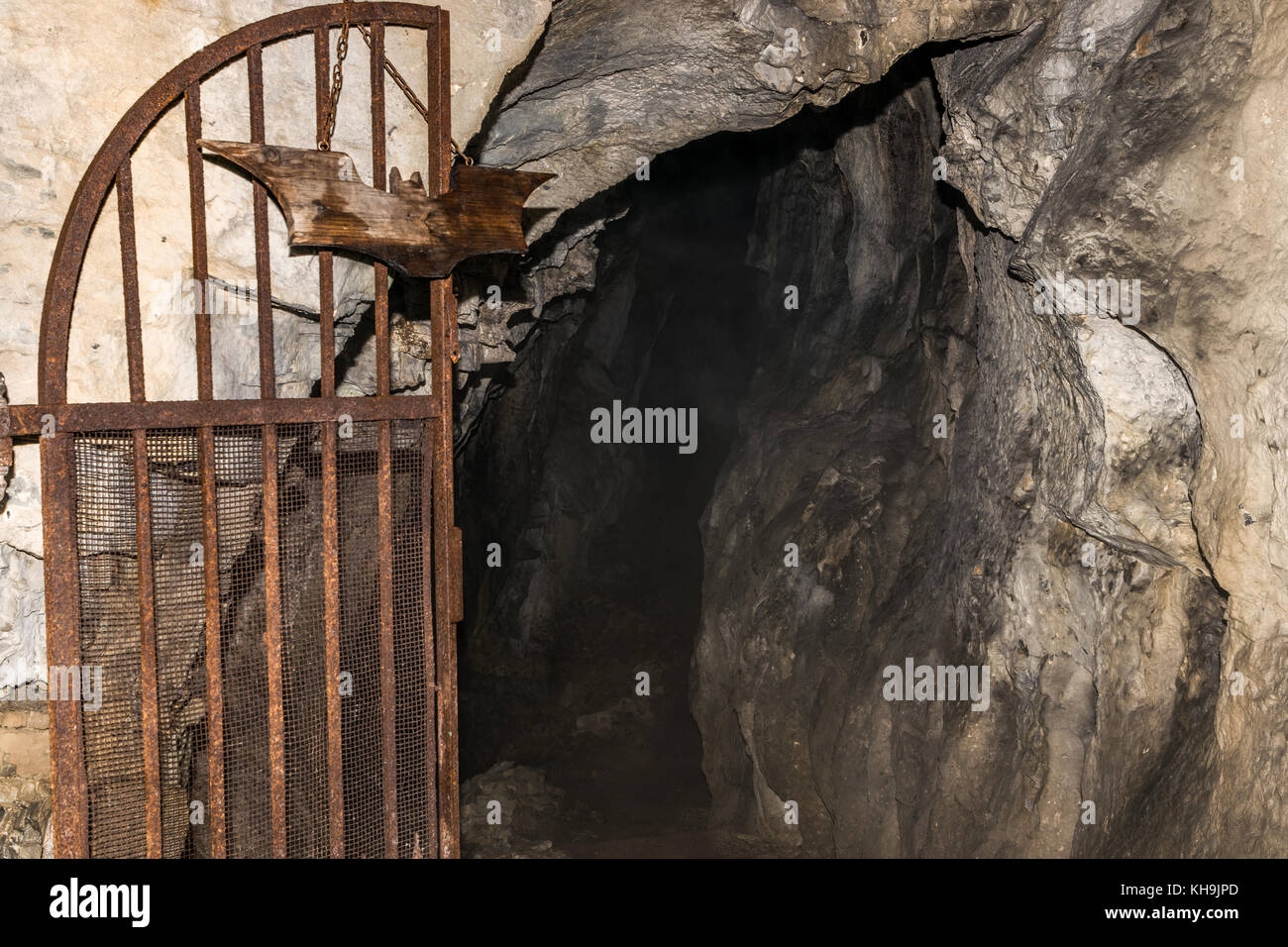 Dark cave entrance hi-res stock photography and images - Alamy
