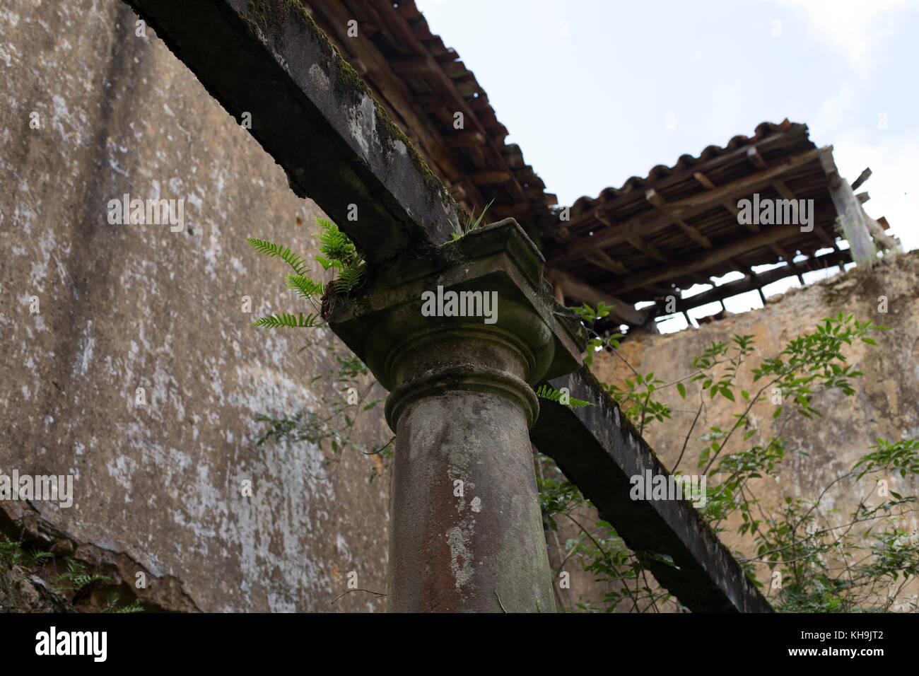 Outdoor wood column hi-res stock photography and images - Alamy