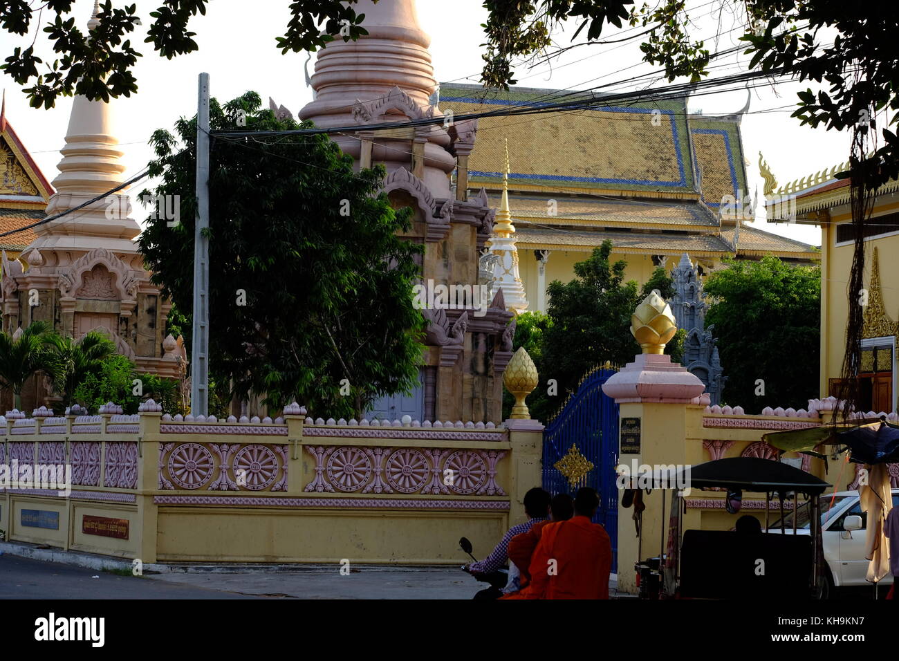 traditional buildings phnom pehn Stock Photo - Alamy