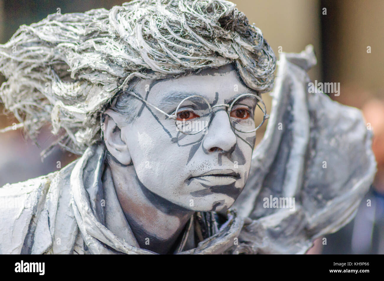 Living statue street artist Estevan Mortensen performing on the Royal ...