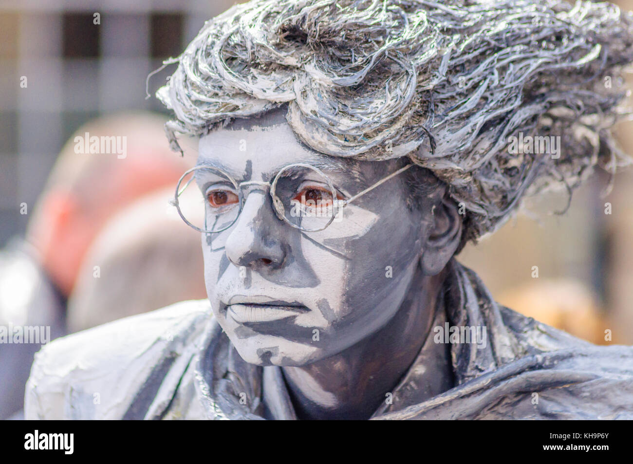 Living statue street artist Estevan Mortensen performing on the Royal ...