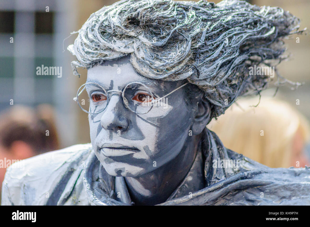 Living statue street artist Estevan Mortensen performing on the Royal ...