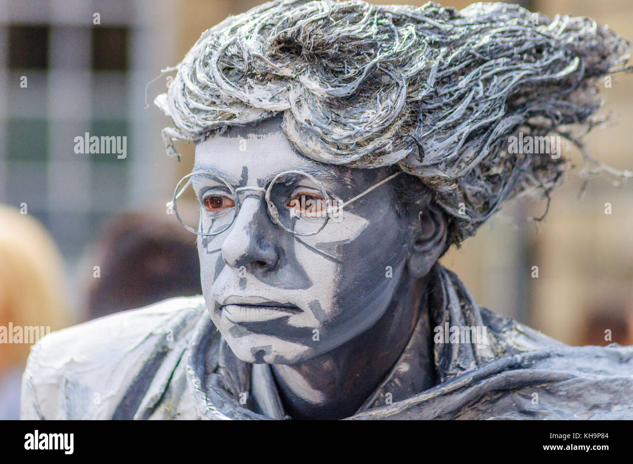 Living statue street artist Estevan Mortensen performing on the Royal ...