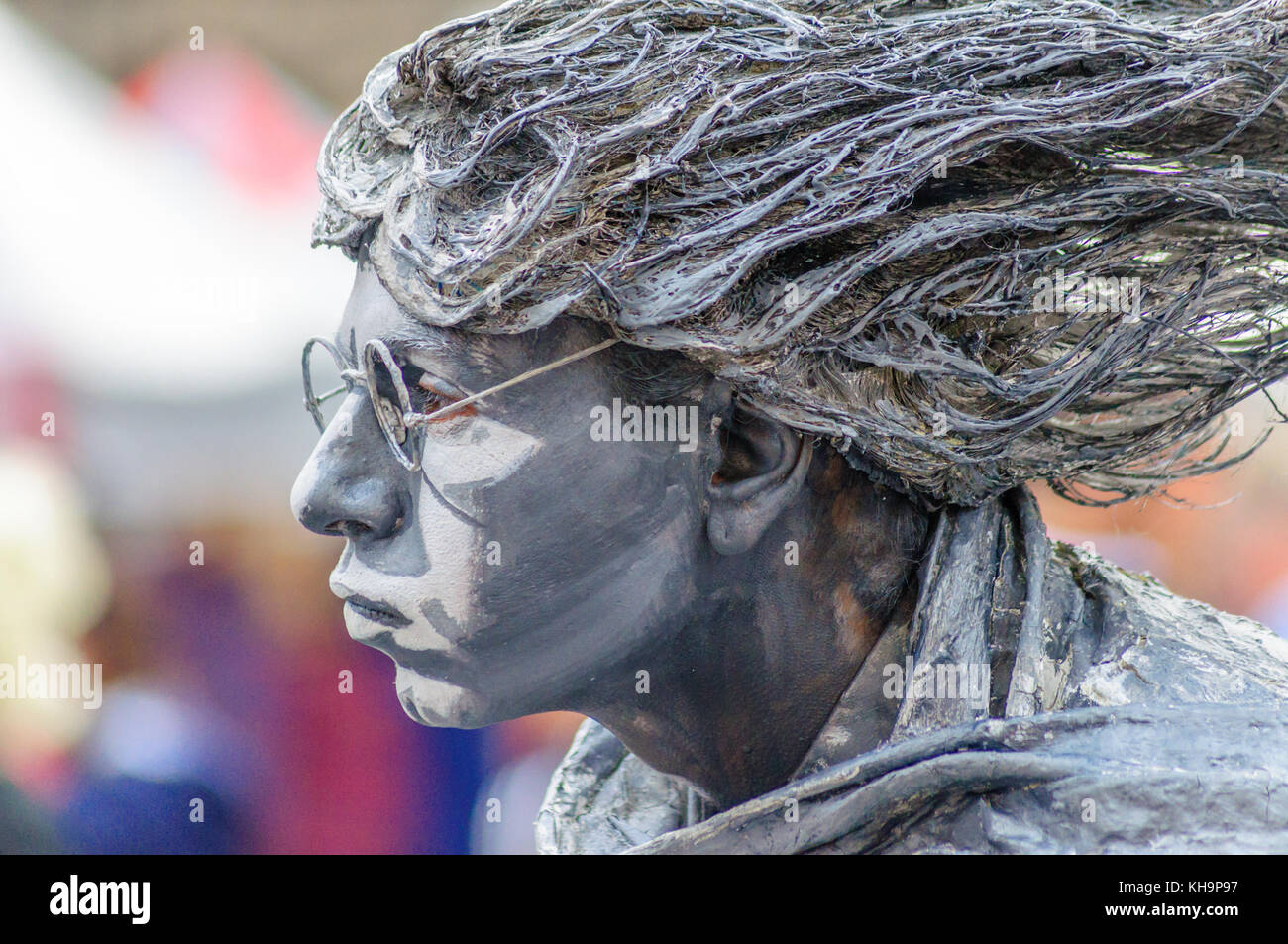 Living statue street artist Estevan Mortensen performing on the Royal ...
