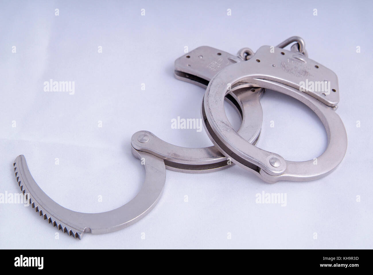 Handcuffs arrest restraint restrain hi-res stock photography and images ...