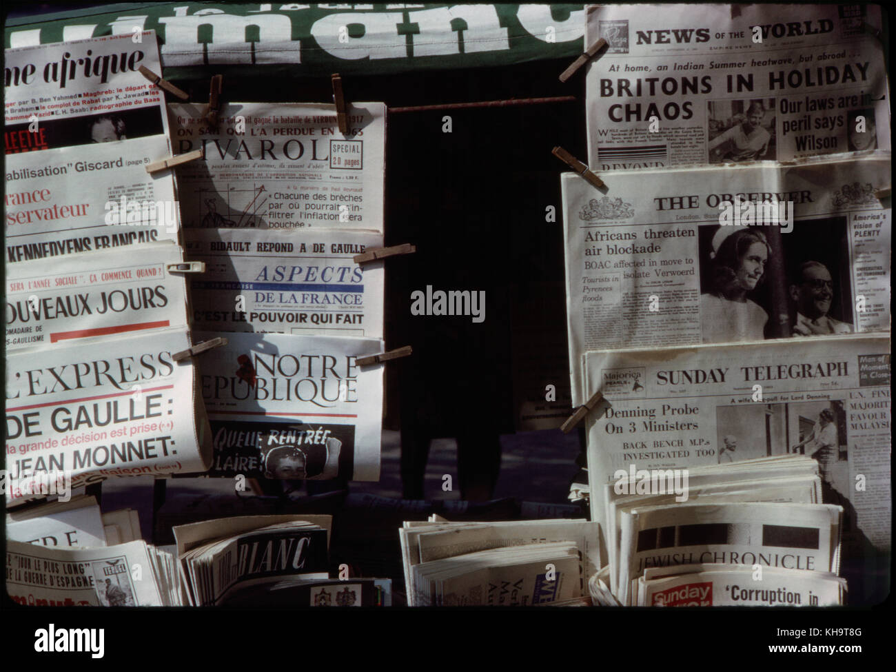 Vintage newspaper stand hi-res stock photography and images - Alamy