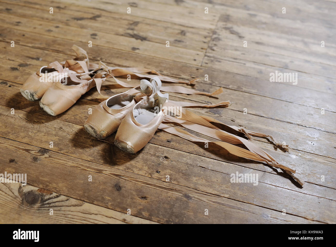 Old used ballet pointe shoes hi-res stock photography and images - Alamy