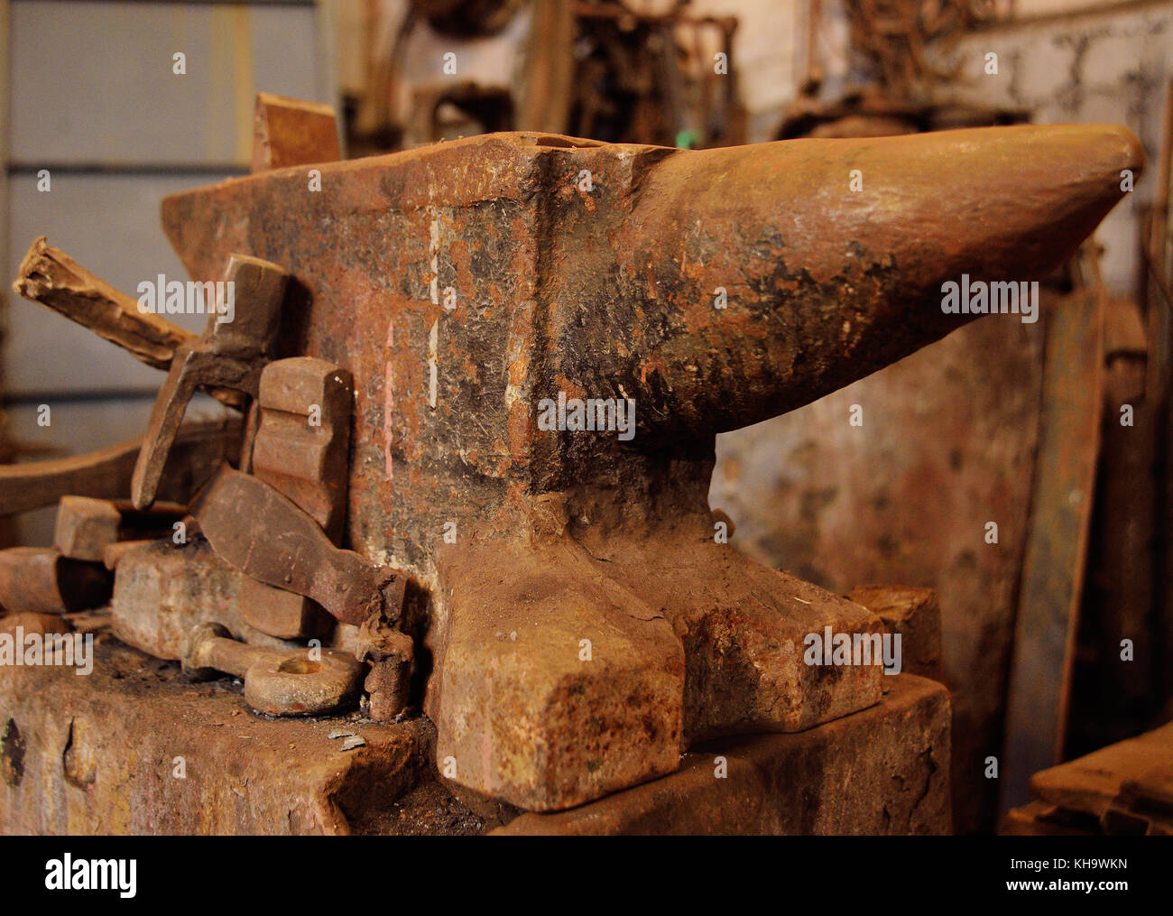 Huge anvil on background forge hi-res stock photography and images - Alamy