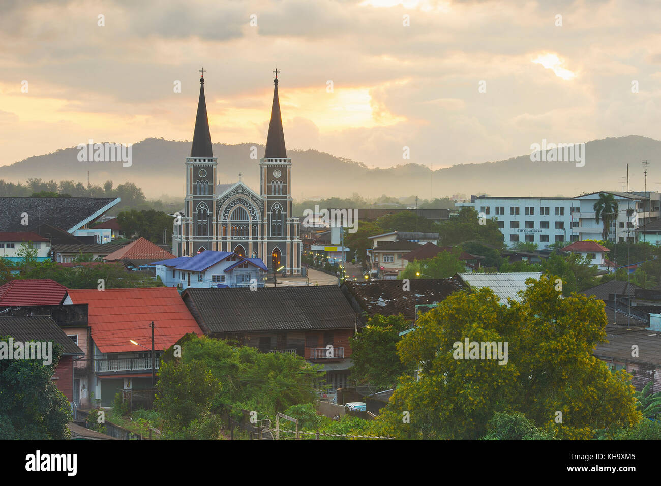 Worship chanthaburi architecture hi-res stock photography and images ...