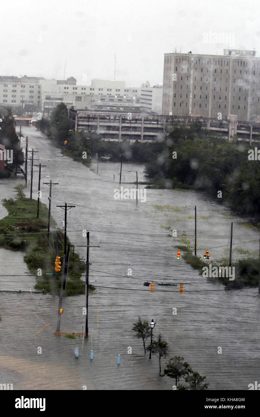 Wind and rain continues to pummel Charleston, SC on Friday, Oct. 8 ...