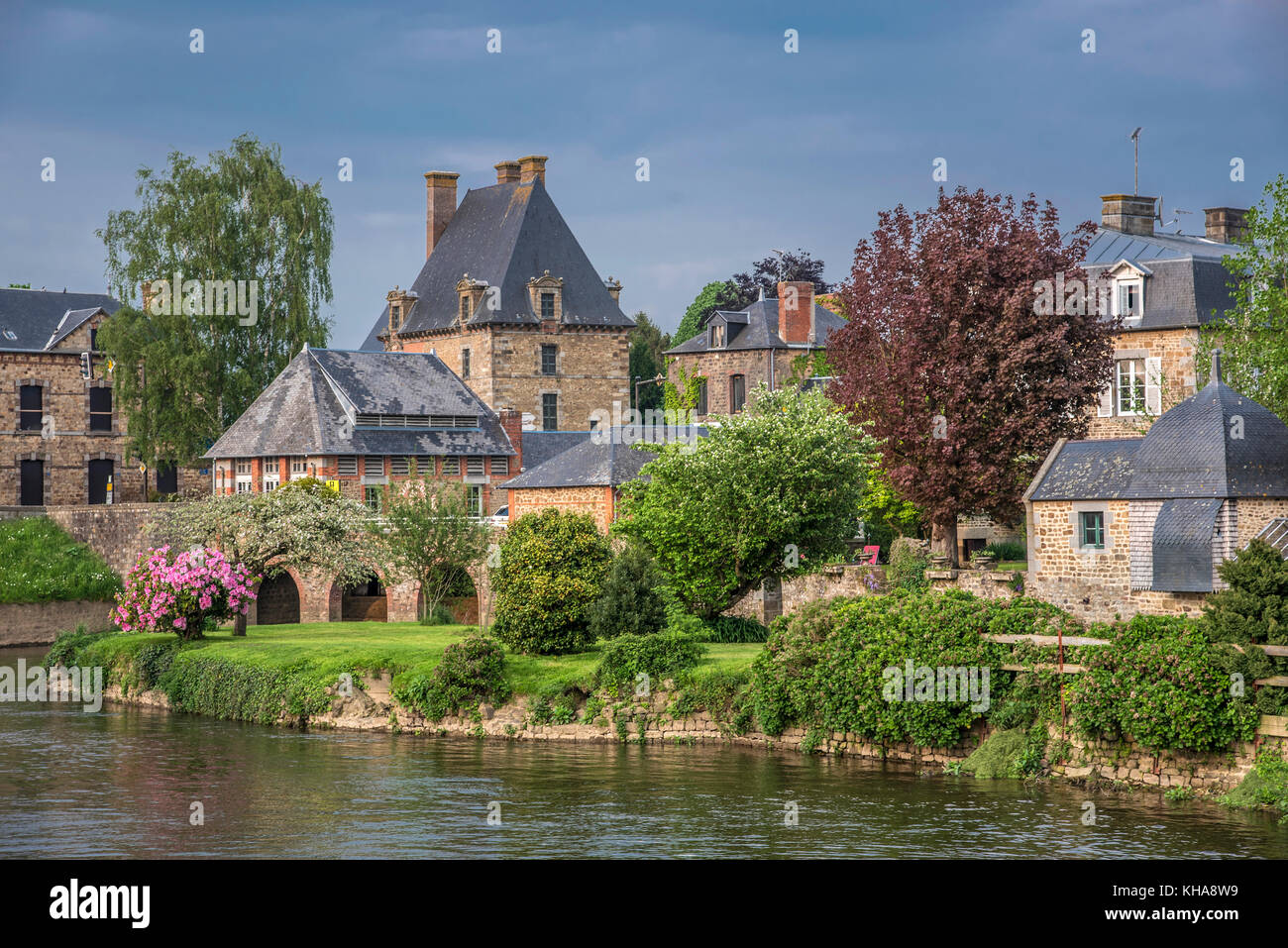 Normandy, Ducey les Cheris, houses on the bank of the river Selune ...