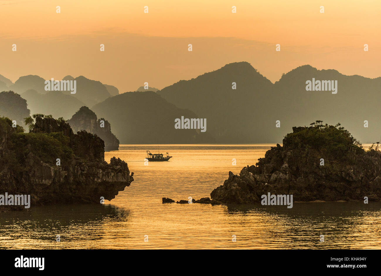 Vietnam, Ha Long Bay at sunset, (UNESCO World Heritage Stock Photo - Alamy
