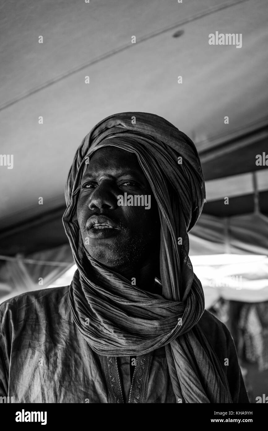 Touareg man in traditional clothes hi-res stock photography and images ...