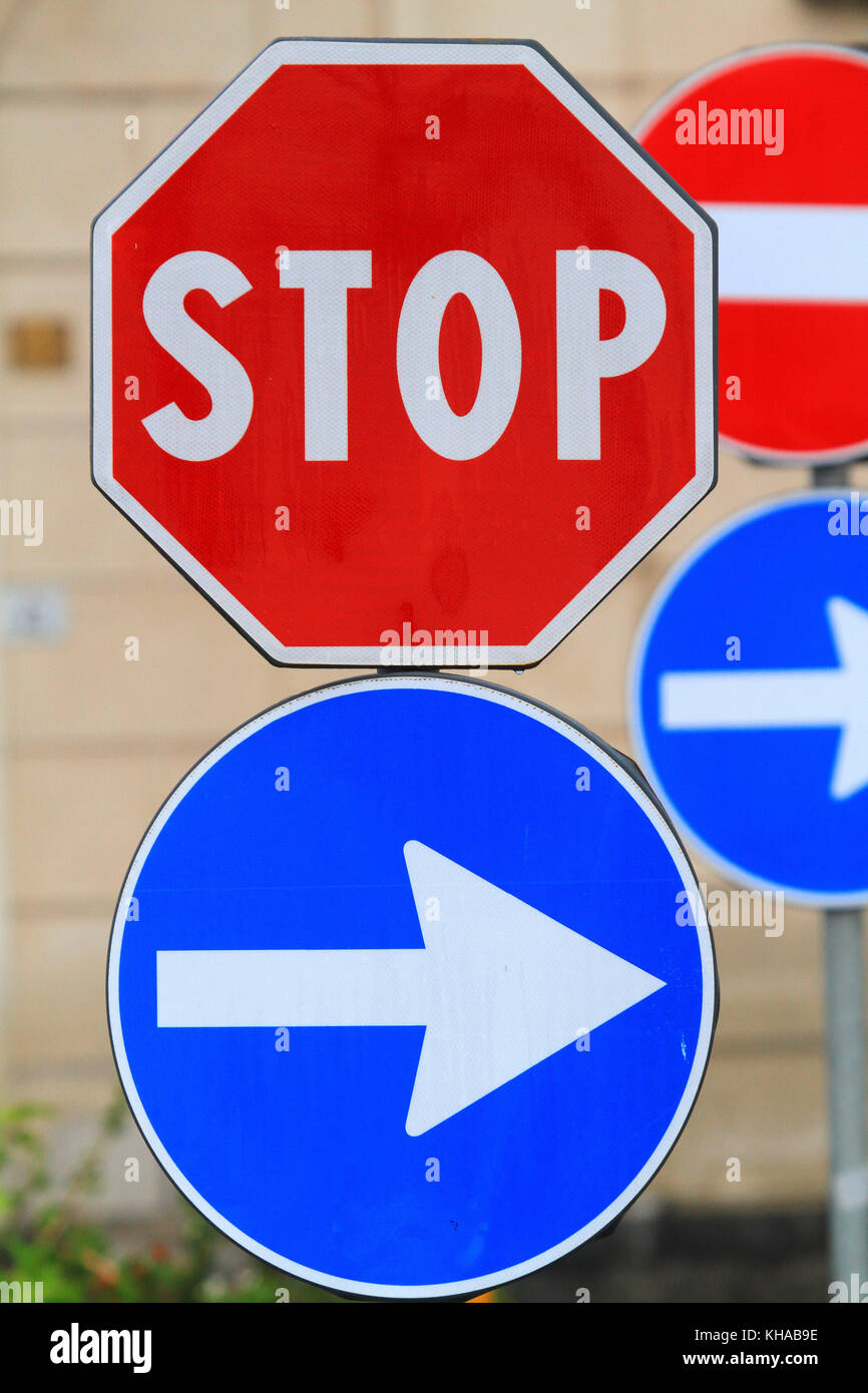 Entry and arrow sign hi-res stock photography and images - Alamy