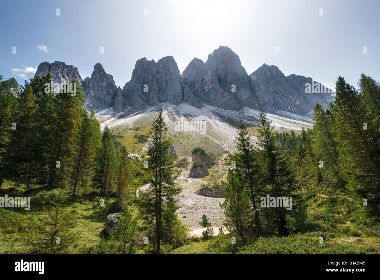 Odle Peaks in the Villnösstal, hiking trail to the Geisleralm, behind ...