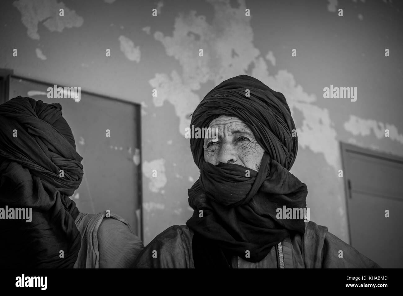 Touareg man in traditional dress Black and White Stock Photos & Images ...