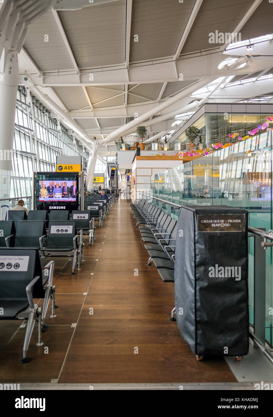 London heathrow airport waiting area hi-res stock photography and ...