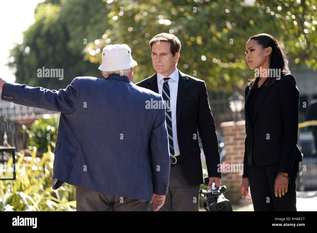 MAJOR CRIMES, G.W. Bailey (back to camera), Philip P. Keene, Kearran ...