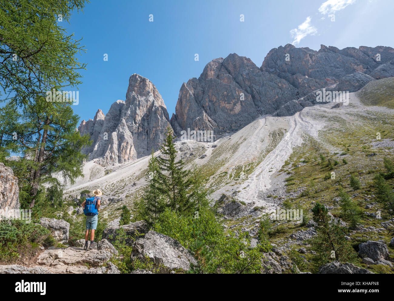 Hikers on the hiking trail to the Geisler Alm, below the Geisler peaks ...