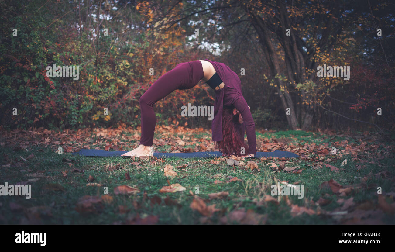 Girl doing backbend hi-res stock photography and images - Alamy