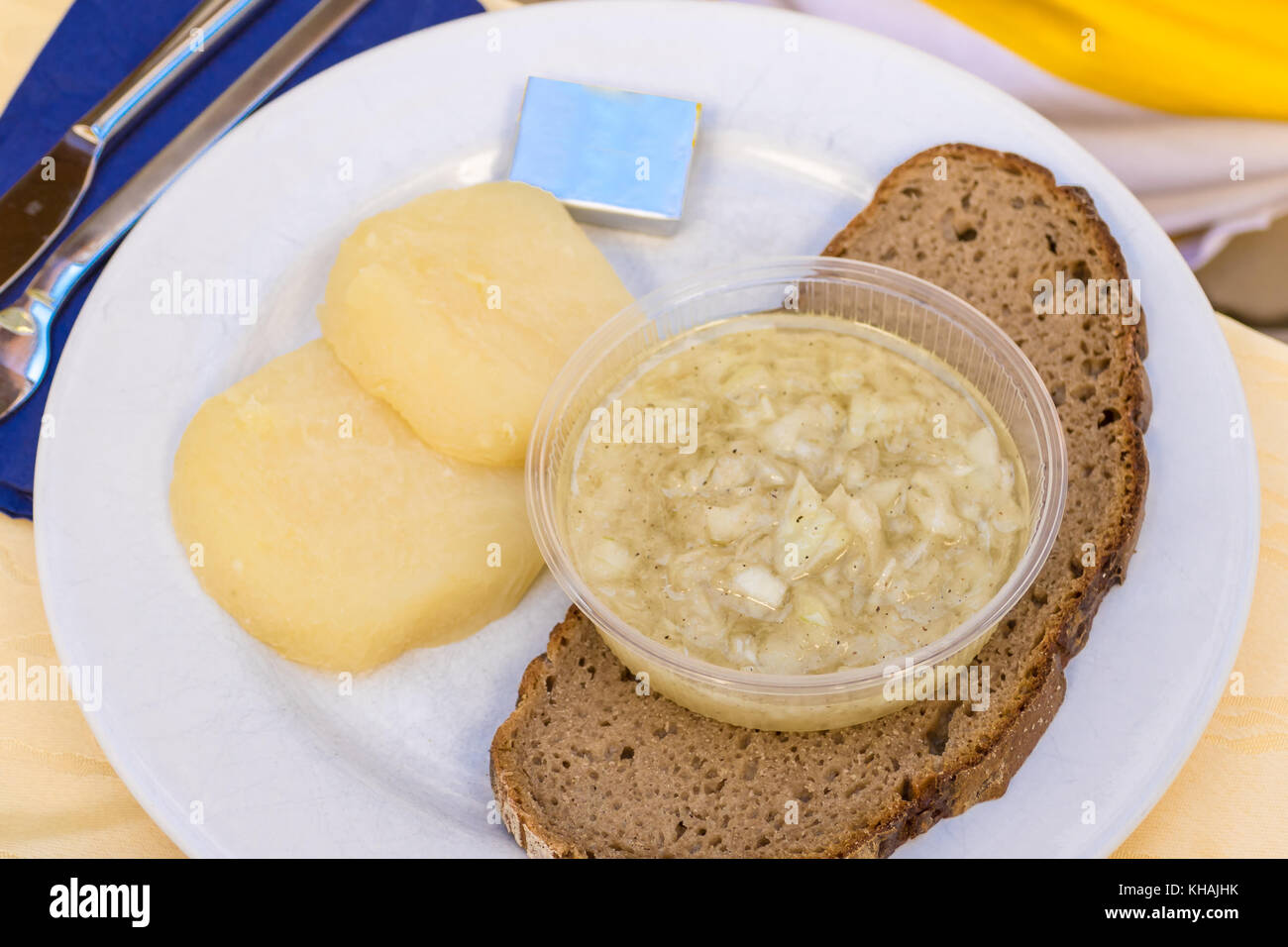Harzer Cheese with dark rye breat and onions Stock Photo - Alamy
