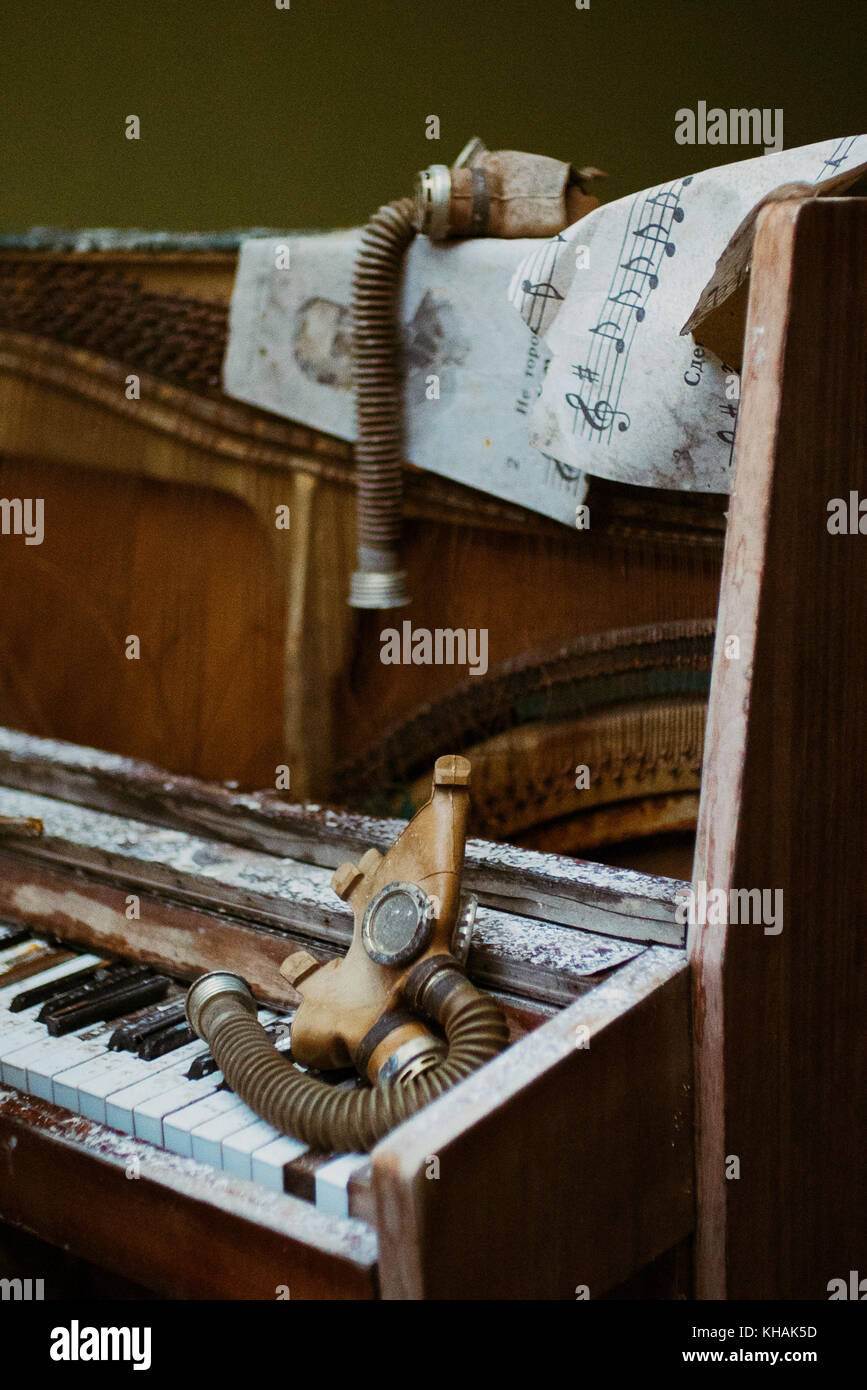 Abandoned piano hi-res stock photography and images - Alamy