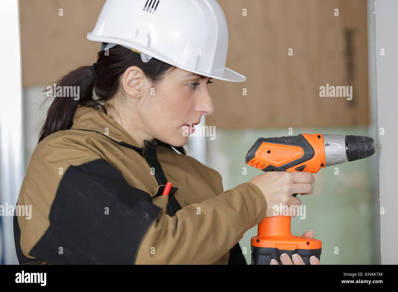 Professional woman using cordless drill Stock Photo - Alamy