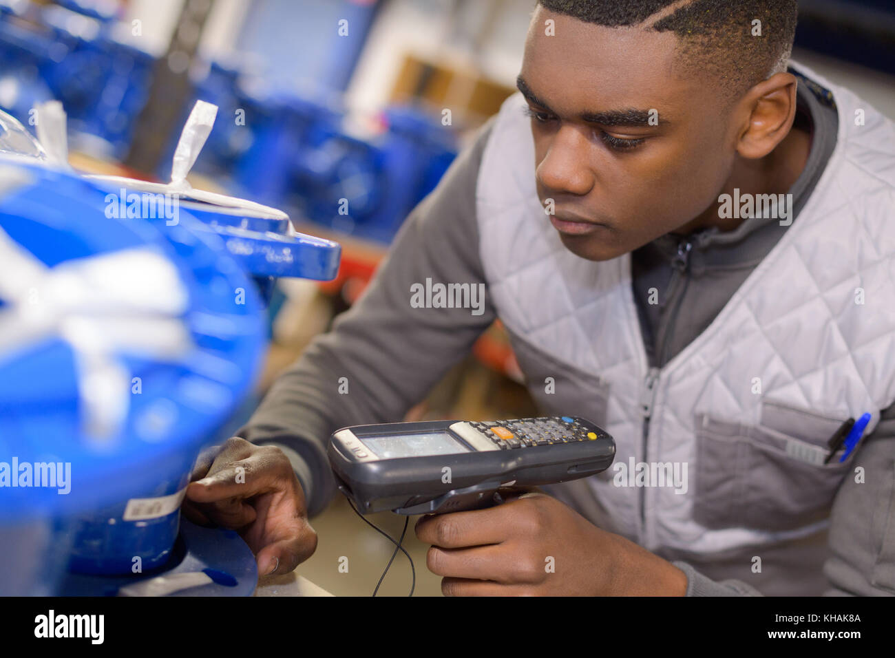 worker scanning item in warehouse Stock Photo - Alamy