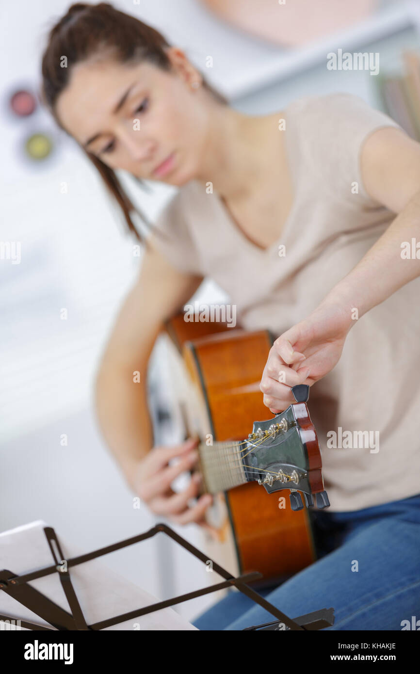 young woman learning guitar Stock Photo - Alamy