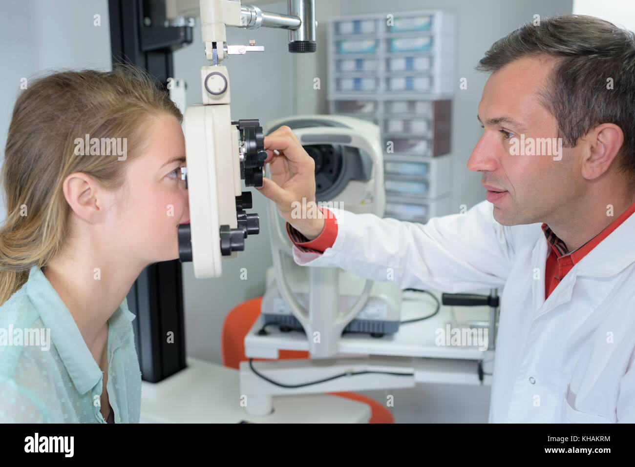 Optometrist Measuring The Eye Grades Stock Photo Alamy optometrist-measuring-the-eye-grades-stock-photo-alamy