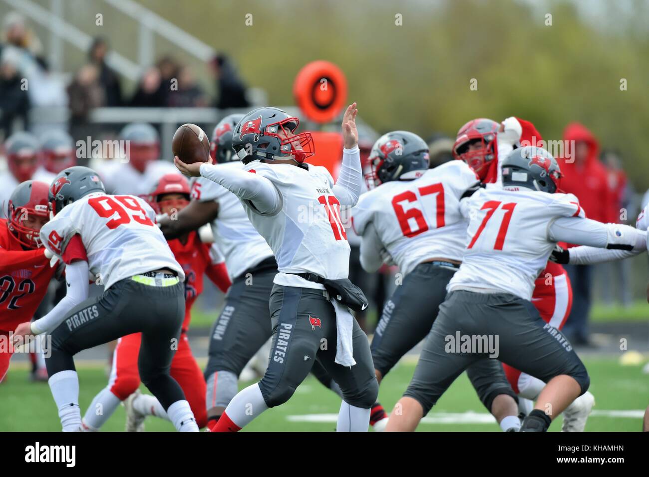 Quarterback throwing school hi-res stock photography and images - Alamy