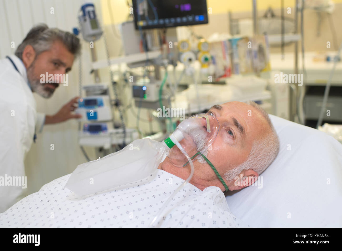 Portrait man in oxygen mask hi-res stock photography and images - Alamy