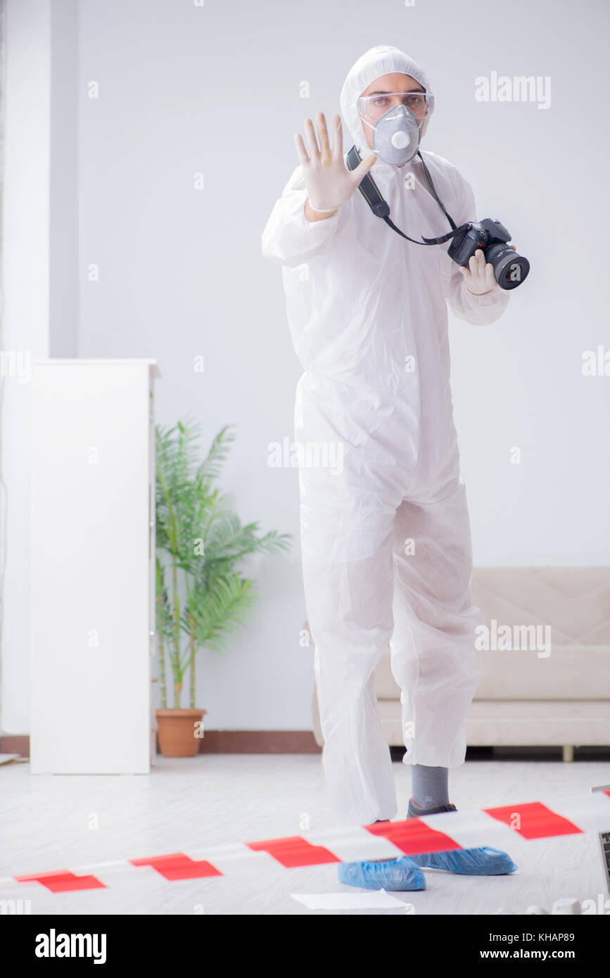Forensic expert at crime scene doing investigation Stock Photo - Alamy