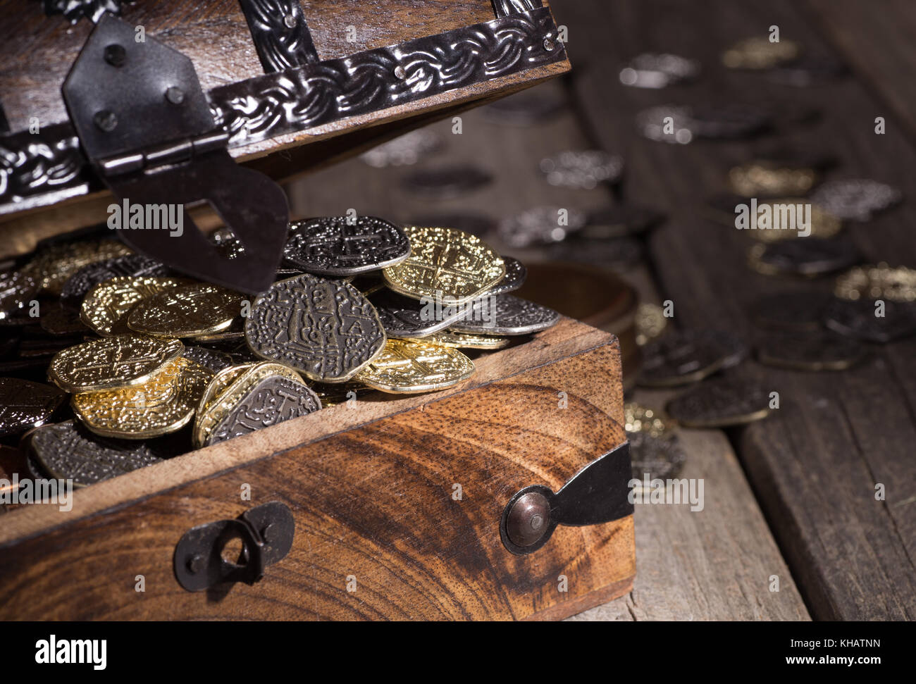 Treasure chest gold coins hi-res stock photography and images - Alamy