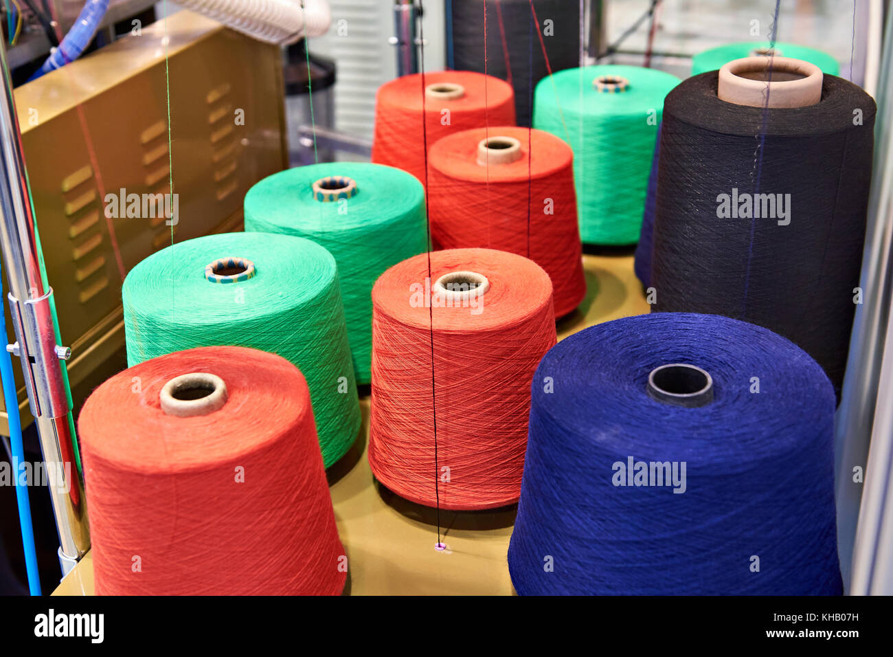 Sewing machine fabric tailors hi-res stock photography and images - Alamy