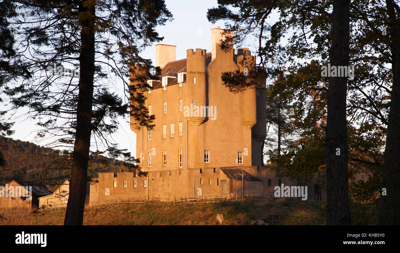Braemar castle hi-res stock photography and images - Alamy