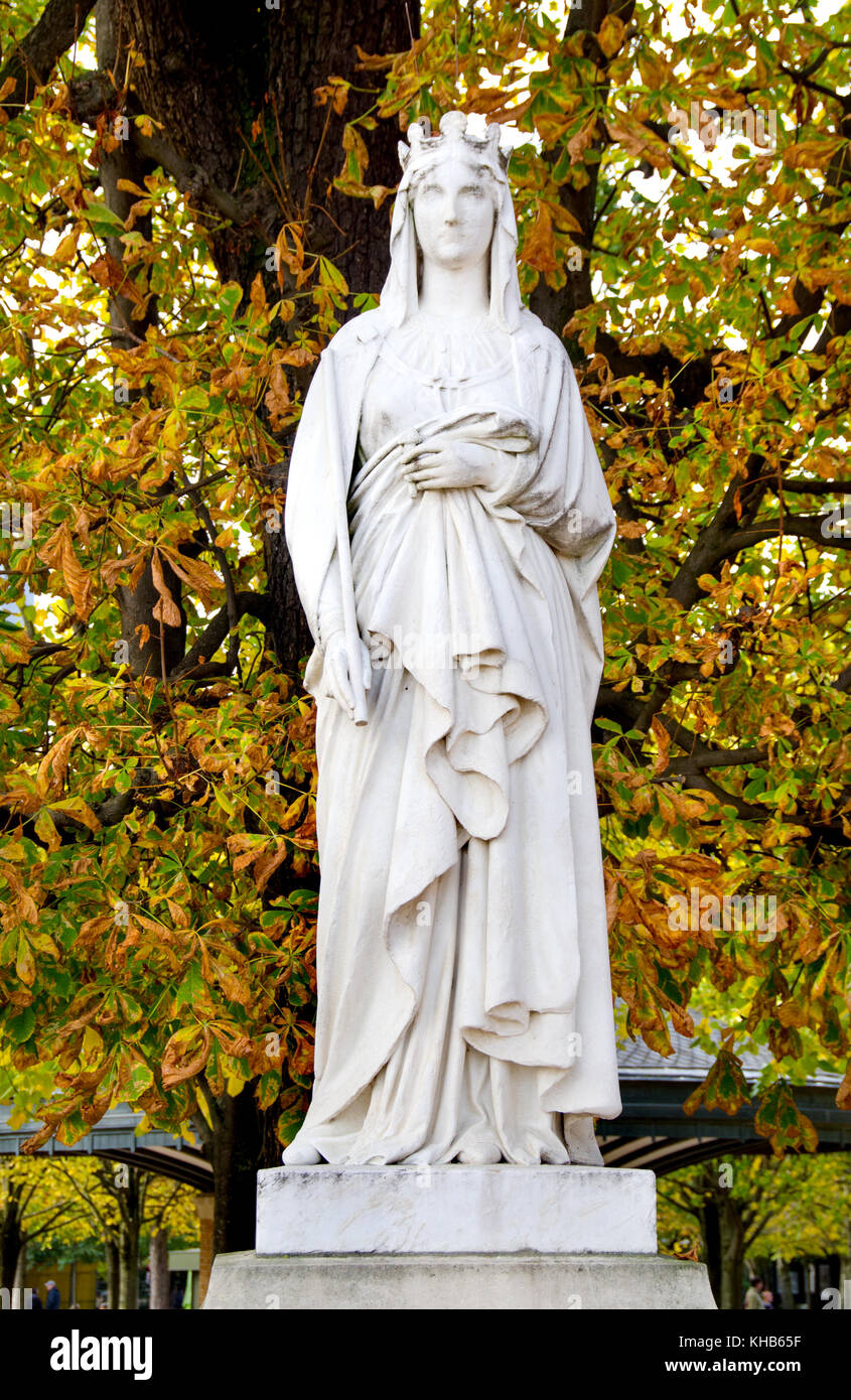 Statue of queen of france hi-res stock photography and images - Alamy
