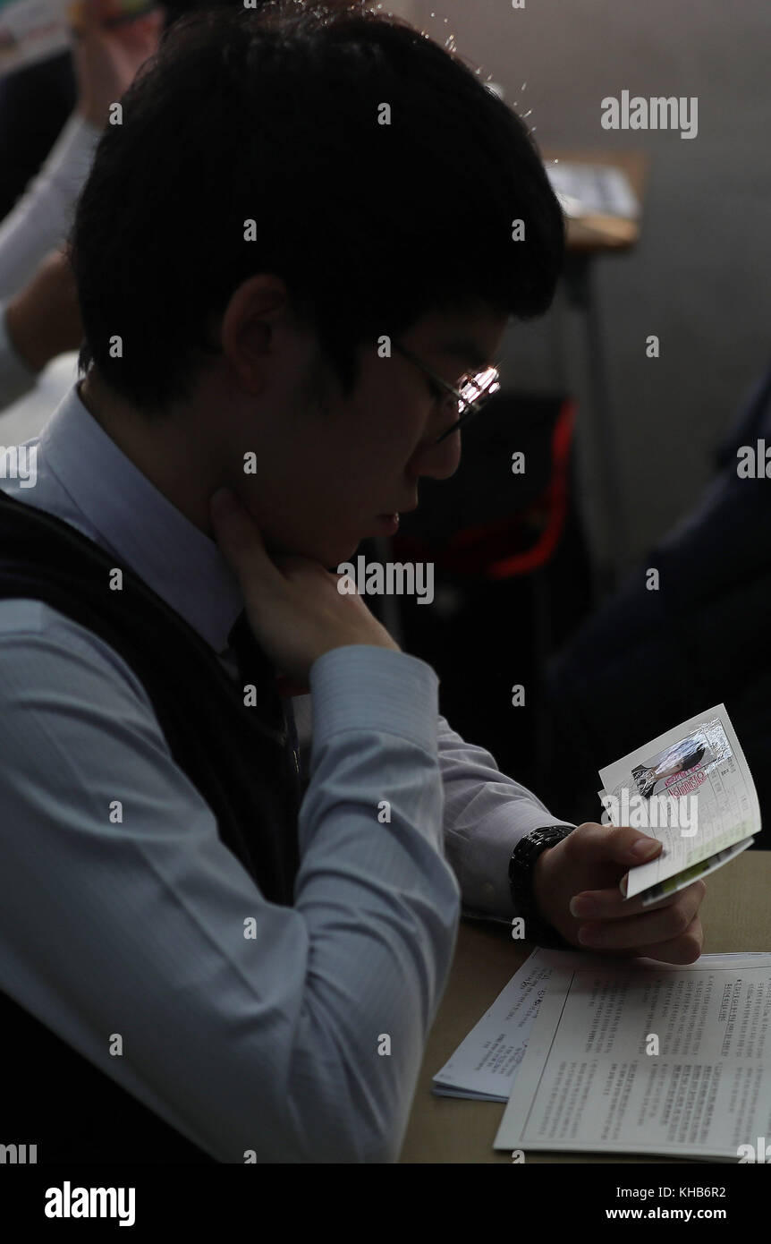 15th Nov, 2017. One day ahead of college entrance exam A senior takes a ...