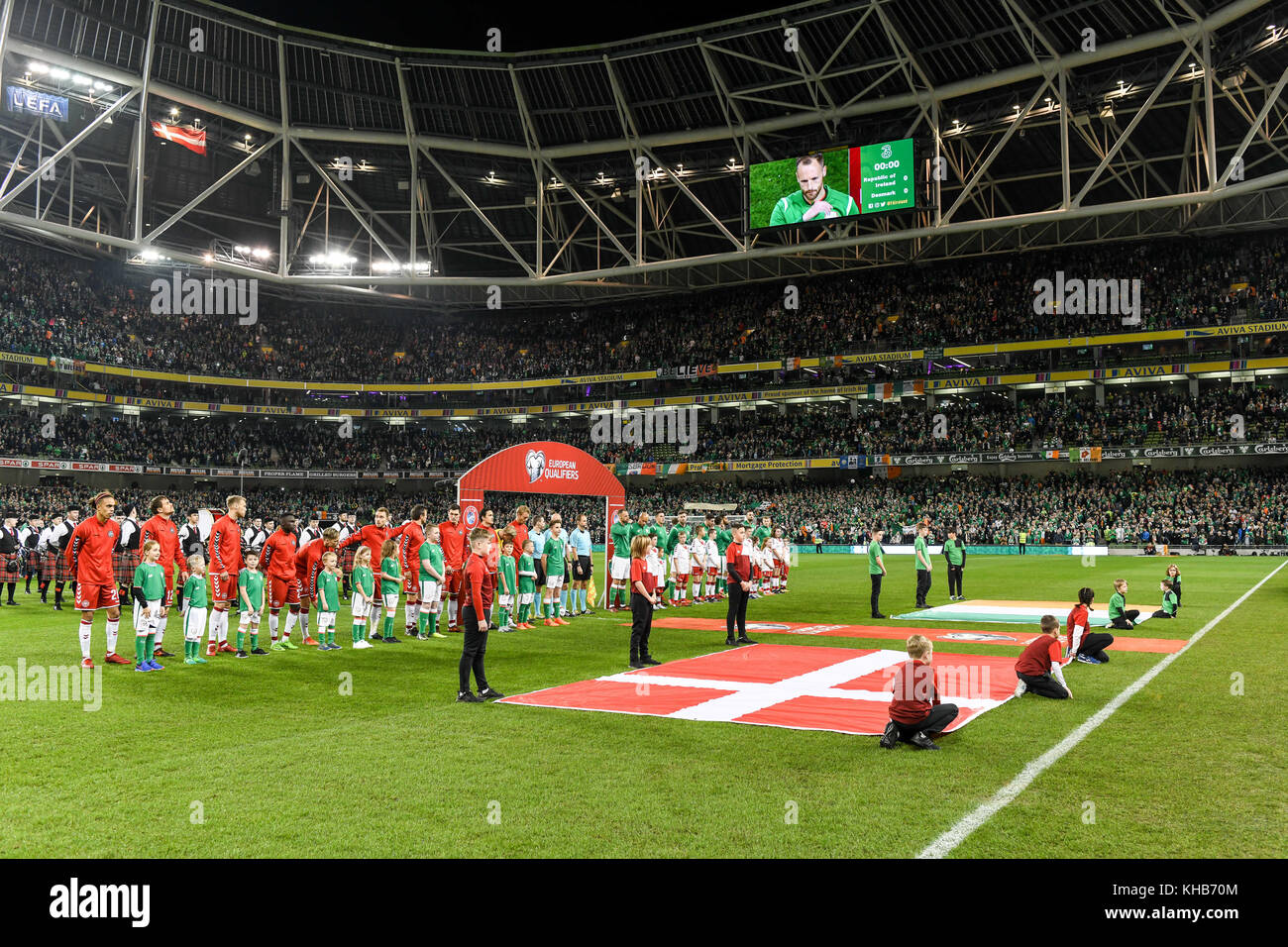 Dublin, Ireland. 14th Nov, 2017. Teams line up during the FIFA World ...