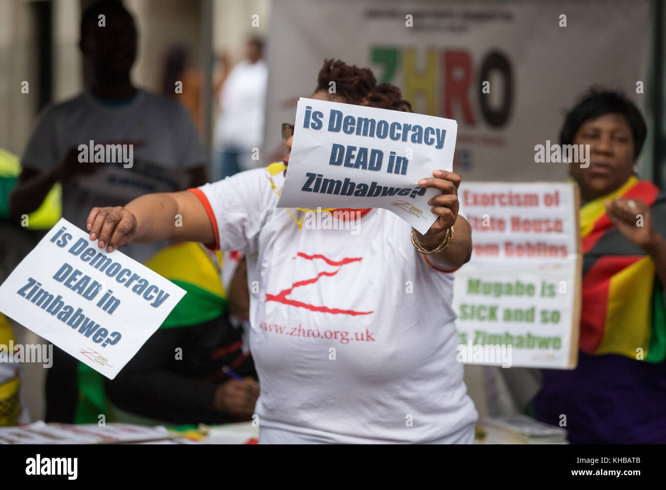 London, UK. 15th Nov, 2017. The Zimbabwean community celebrates outside ...