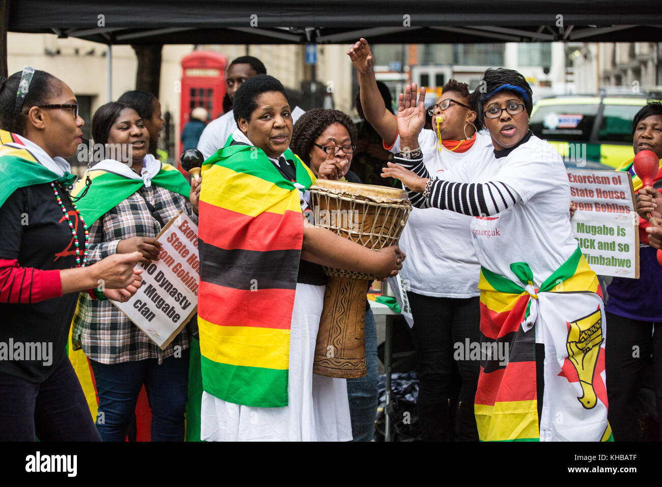 London, UK. 15th Nov, 2017. The Zimbabwean community celebrates outside ...