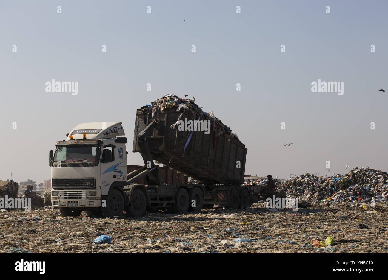 Gaza City, The Gaza Strip, Palestine. 15th Nov, 2017. The truck empties ...