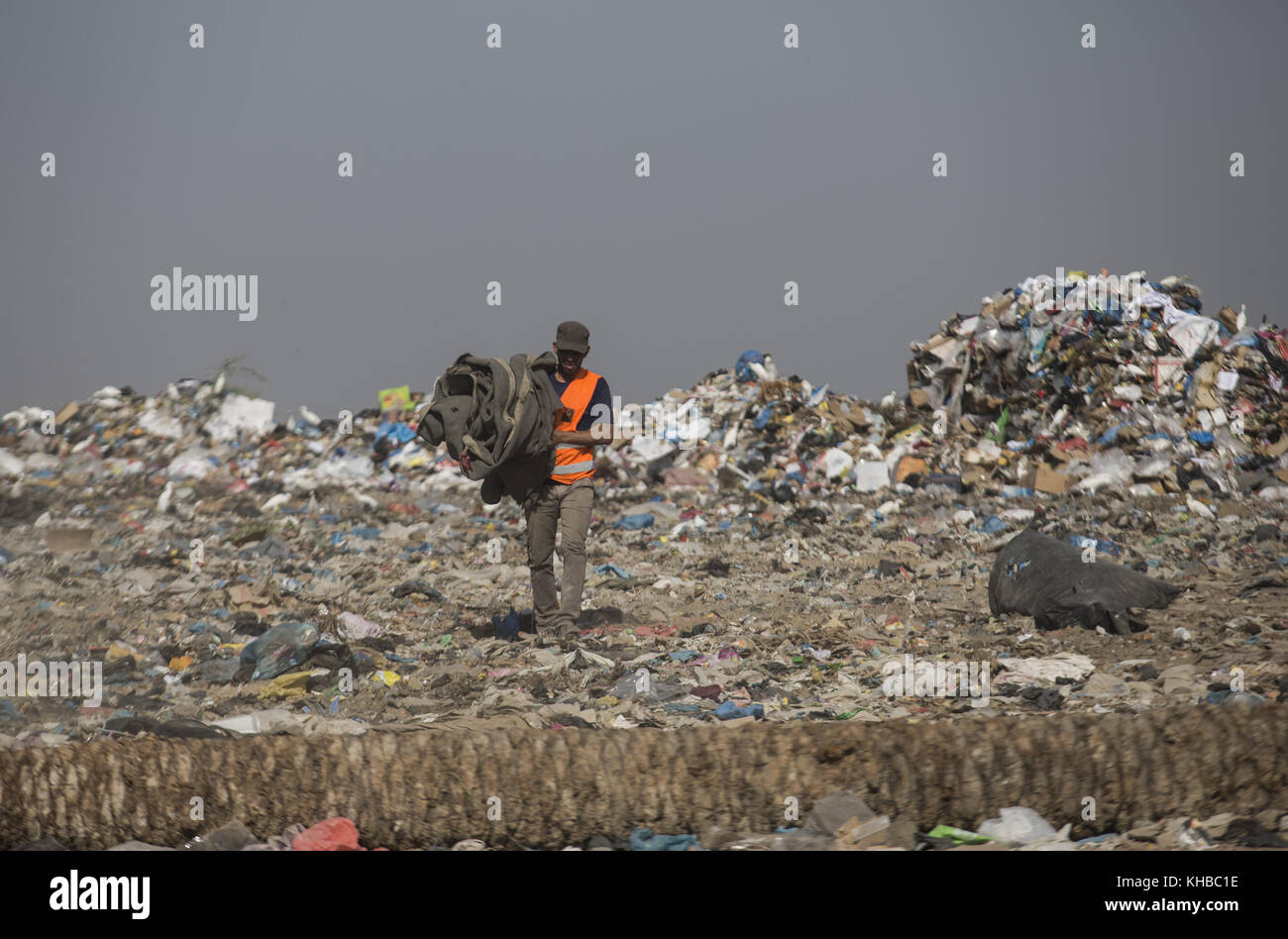 Gaza City, The Gaza Strip, Palestine. 15th Nov, 2017. A Palestinian man ...